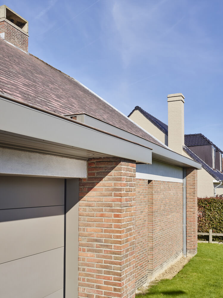 Quel matériau pour habiller un avant-toit de maison